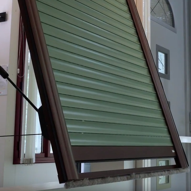 Volet roulant avec tablier projetable à projection automatique extérieur