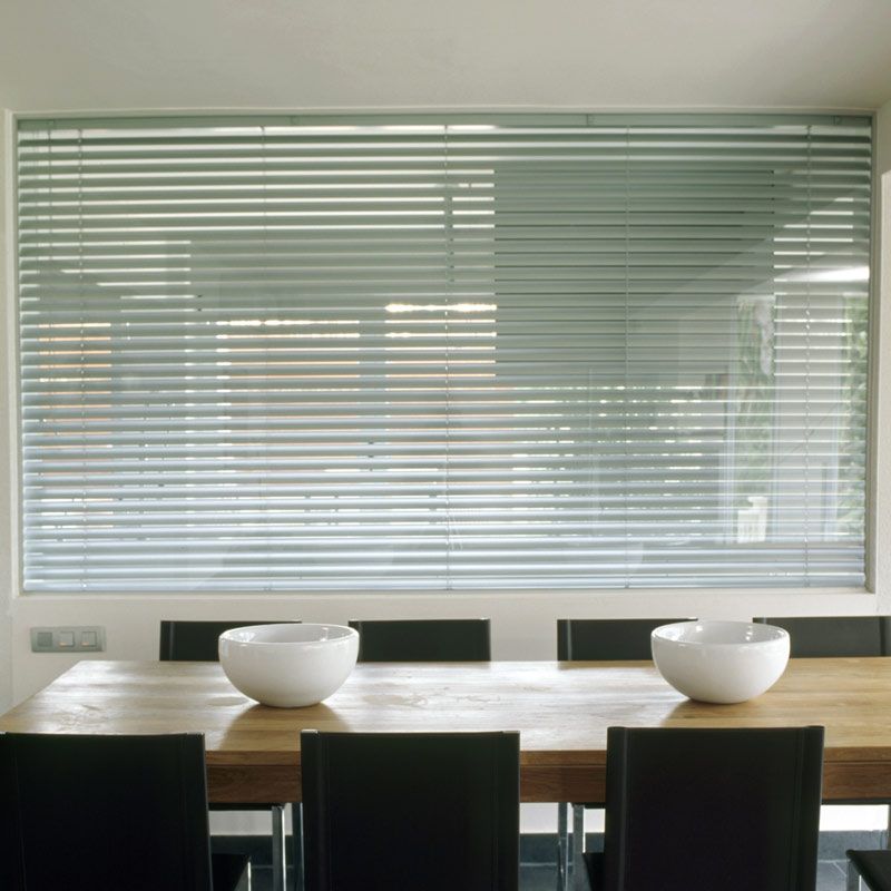 Store vénitien grandes fenêtres avec lames en aluminium de 5 cm de large